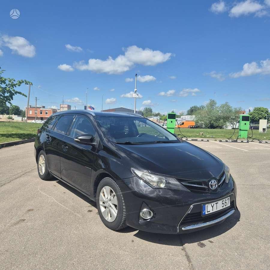 Black Toyota Auris 2015 in Kaunas, with an engine capacity of 1.80 L and mileage of 217 thousand km for 8100 €, photo 4 on AUTOMOTO.COM.LV