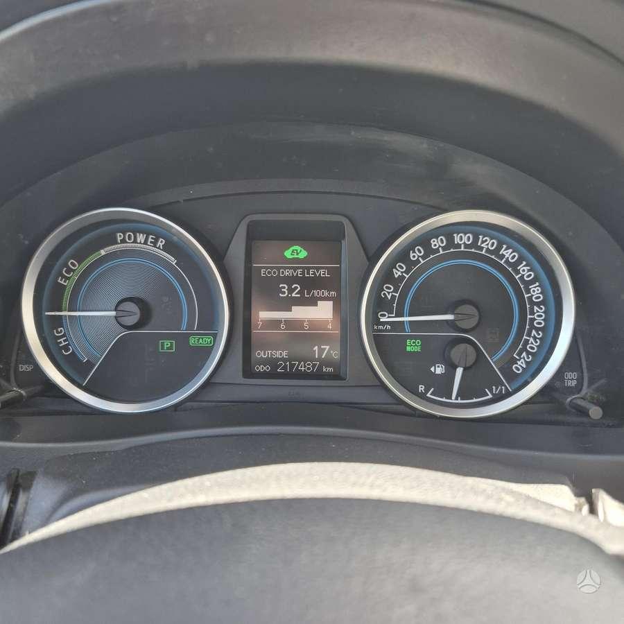 Black Toyota Auris 2015 in Kaunas, with an engine capacity of 1.80 L and mileage of 217 thousand km for 8100 €, photo 8 on AUTOMOTO.COM.LV