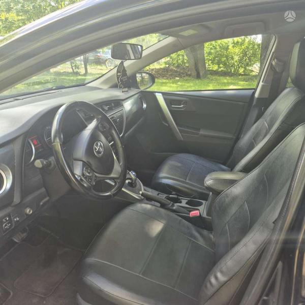 Black Toyota Auris 2015 in Kaunas, with an engine capacity of 1.80 L and mileage of 217 thousand km for 8100 €, photo 9 on AUTOMOTO.COM.LV