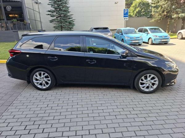 Black Toyota Auris 2015 in Vilnius, with an engine capacity of 1.60 L and mileage of 267 thousand km for 5600 €, photo 4 on AUTOMOTO.COM.LV