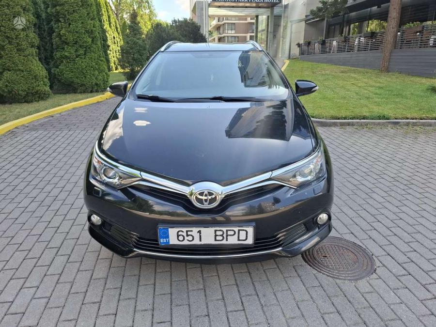 Black Toyota Auris 2015 in Vilnius, with an engine capacity of 1.60 L and mileage of 267 thousand km for 5600 €, photo 3 on AUTOMOTO.COM.LV