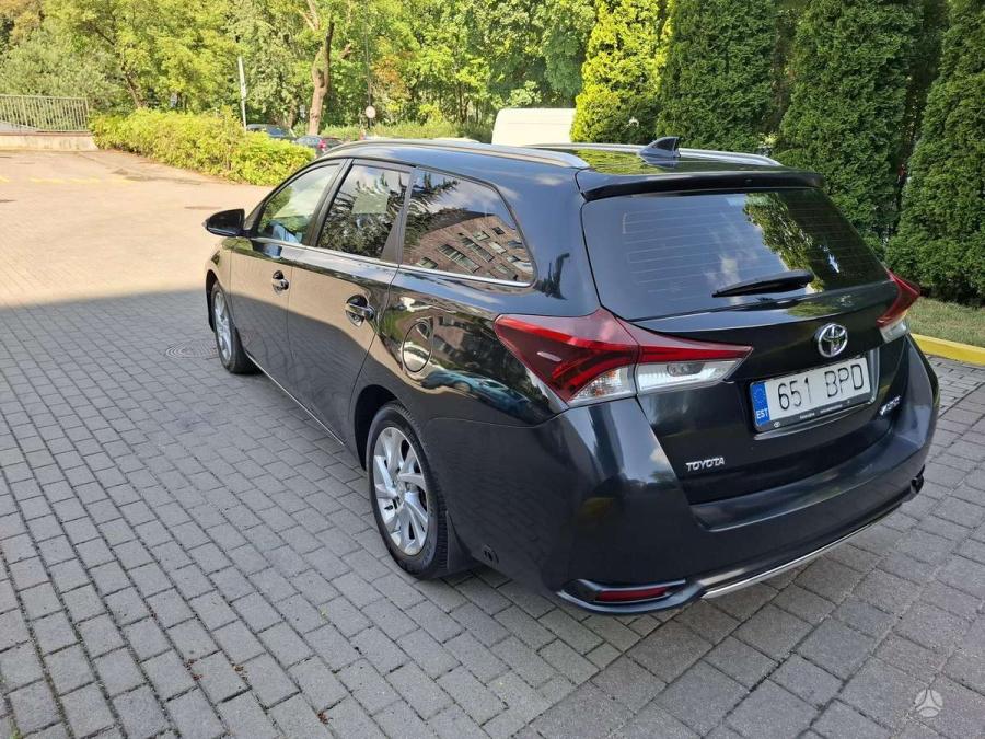 Black Toyota Auris 2015 in Vilnius, with an engine capacity of 1.60 L and mileage of 267 thousand km for 5600 €, photo 8 on AUTOMOTO.COM.LV