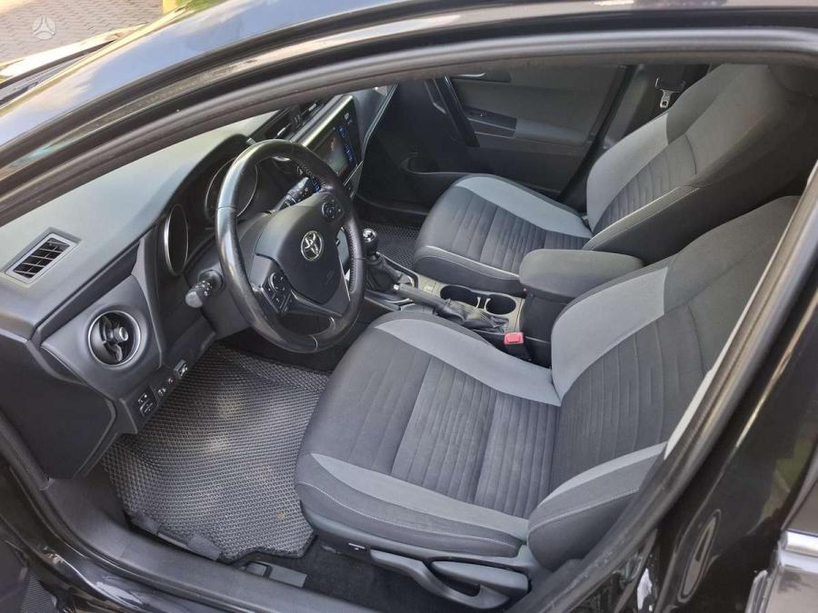 Black Toyota Auris 2015 in Vilnius, with an engine capacity of 1.60 L and mileage of 267 thousand km for 5600 €, photo 10 on AUTOMOTO.COM.LV