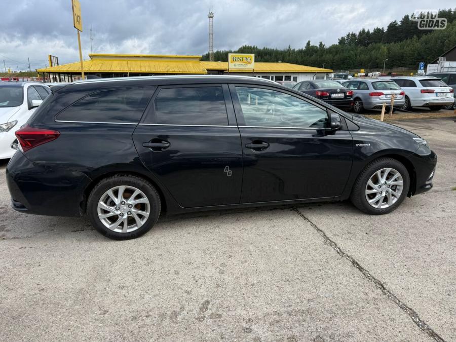 Black Toyota Auris 2015 in Vilnius, with an engine capacity of 1.80 L and mileage of 188 thousand km for 12850 €, photo 4 on AUTOMOTO.COM.LV