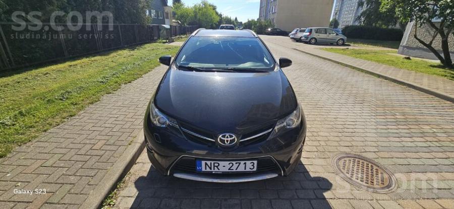 Black Toyota Auris 2015 in Ventspils, with an engine capacity of 1.60 L and mileage of 257 thousand km for 5100 €, photo 1 on AUTOMOTO.COM.LV