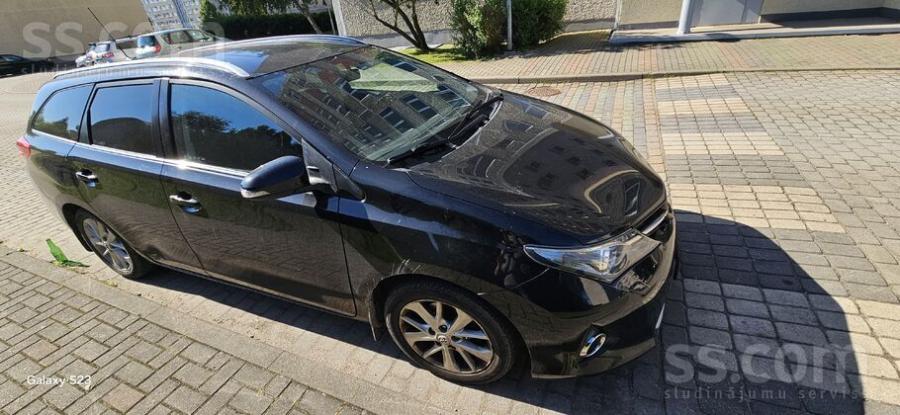 Black Toyota Auris 2015 in Ventspils, with an engine capacity of 1.60 L and mileage of 257 thousand km for 5100 €, photo 9 on AUTOMOTO.COM.LV