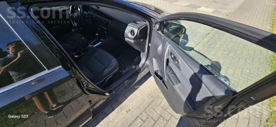 Black Toyota Auris 2015 in Ventspils, with an engine capacity of 1.60 L and mileage of 257 thousand km for 5100 €, photo 10 on AUTOMOTO.COM.LV