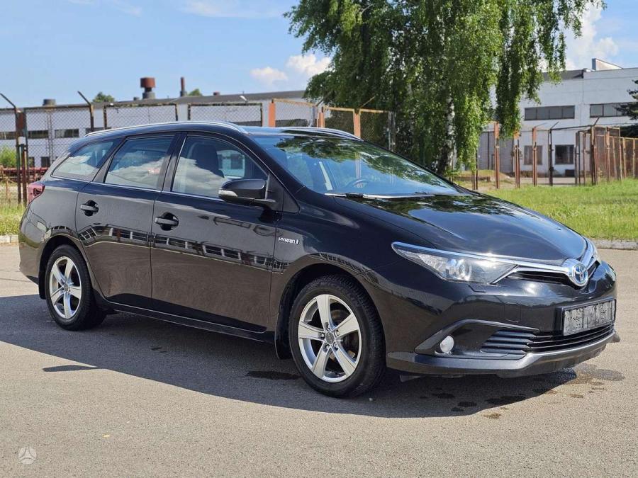 Black Toyota Auris 2015 in Rokiskis, with an engine capacity of 1.80 L and mileage of 314 thousand km for 5550 €, photo 1 on AUTOMOTO.COM.LV
