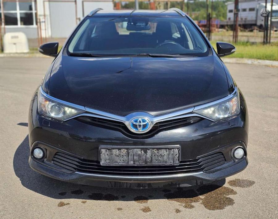 Black Toyota Auris 2015 in Rokiskis, with an engine capacity of 1.80 L and mileage of 314 thousand km for 5550 €, photo 5 on AUTOMOTO.COM.LV