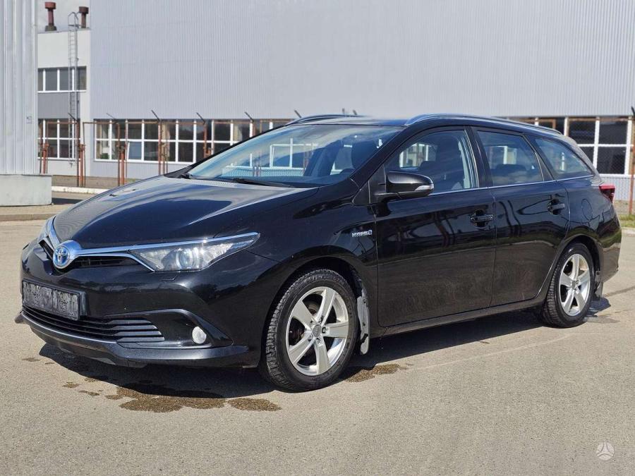 Black Toyota Auris 2015 in Rokiskis, with an engine capacity of 1.80 L and mileage of 314 thousand km for 5550 €, photo 6 on AUTOMOTO.COM.LV