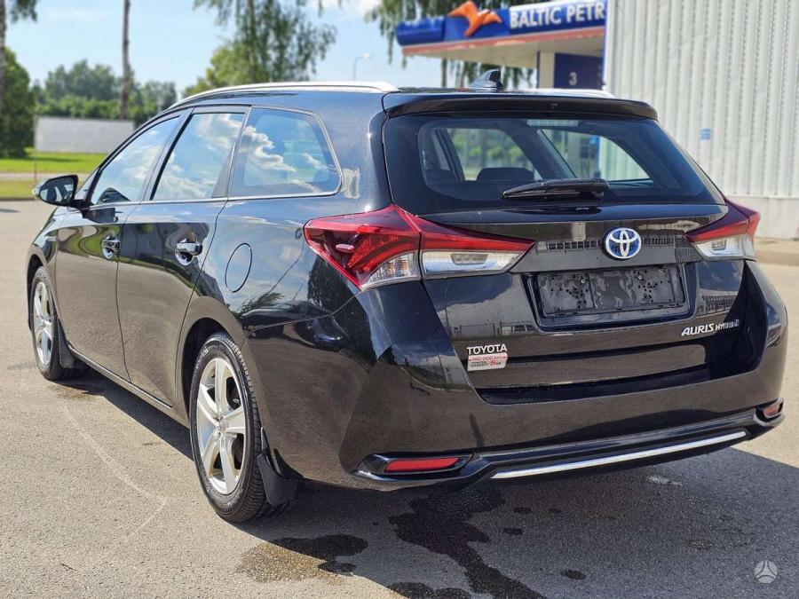 Black Toyota Auris 2015 in Rokiskis, with an engine capacity of 1.80 L and mileage of 314 thousand km for 5550 €, photo 8 on AUTOMOTO.COM.LV