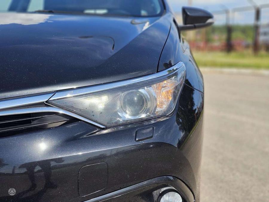 Black Toyota Auris 2015 in Rokiskis, with an engine capacity of 1.80 L and mileage of 314 thousand km for 5550 €, photo 12 on AUTOMOTO.COM.LV
