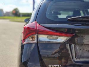 Black Toyota Auris 2015 in Rokiskis, with an engine capacity of 1.80 L and mileage of 314 thousand km for 5550 €, photo 16 on AUTOMOTO.COM.LV