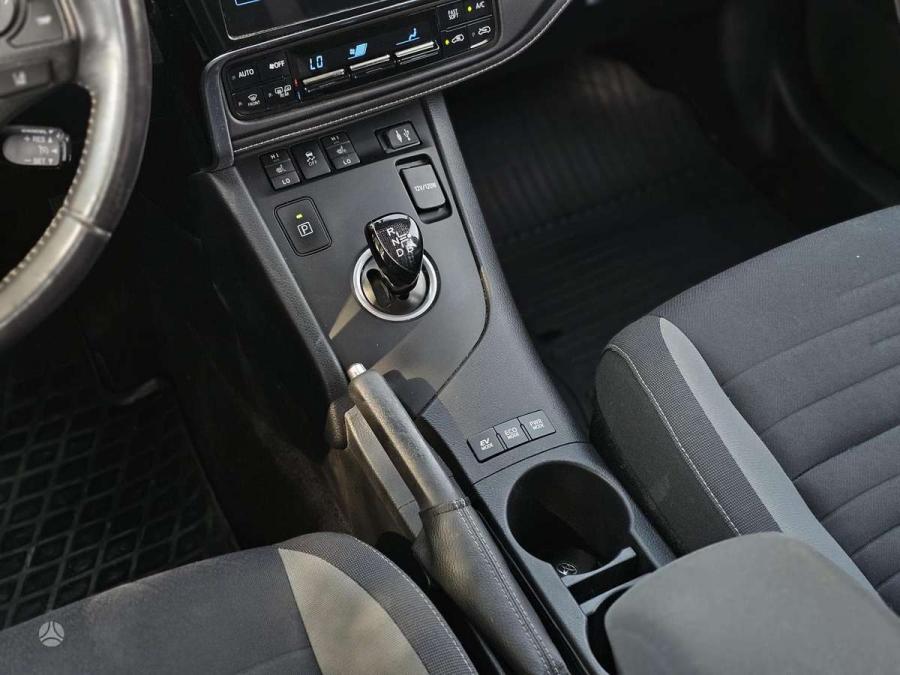 Black Toyota Auris 2015 in Rokiskis, with an engine capacity of 1.80 L and mileage of 314 thousand km for 5550 €, photo 18 on AUTOMOTO.COM.LV