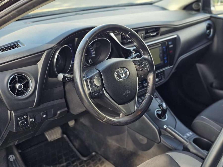 Black Toyota Auris 2015 in Rokiskis, with an engine capacity of 1.80 L and mileage of 314 thousand km for 5550 €, photo 23 on AUTOMOTO.COM.LV