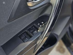 Black Toyota Auris 2015 in Rokiskis, with an engine capacity of 1.80 L and mileage of 314 thousand km for 5550 €, photo 24 on AUTOMOTO.COM.LV