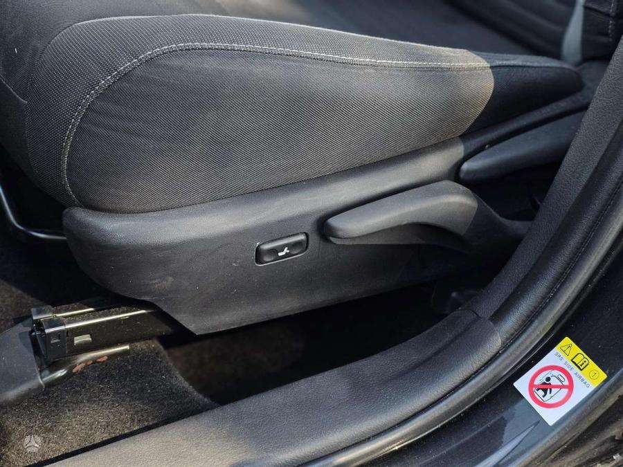Black Toyota Auris 2015 in Rokiskis, with an engine capacity of 1.80 L and mileage of 314 thousand km for 5550 €, photo 30 on AUTOMOTO.COM.LV