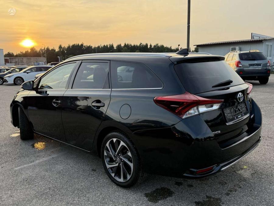 Black Toyota Auris 2015 in Utena, with an engine capacity of 1.60 L and mileage of 240 thousand km for 6500 €, photo 4 on AUTOMOTO.COM.LV