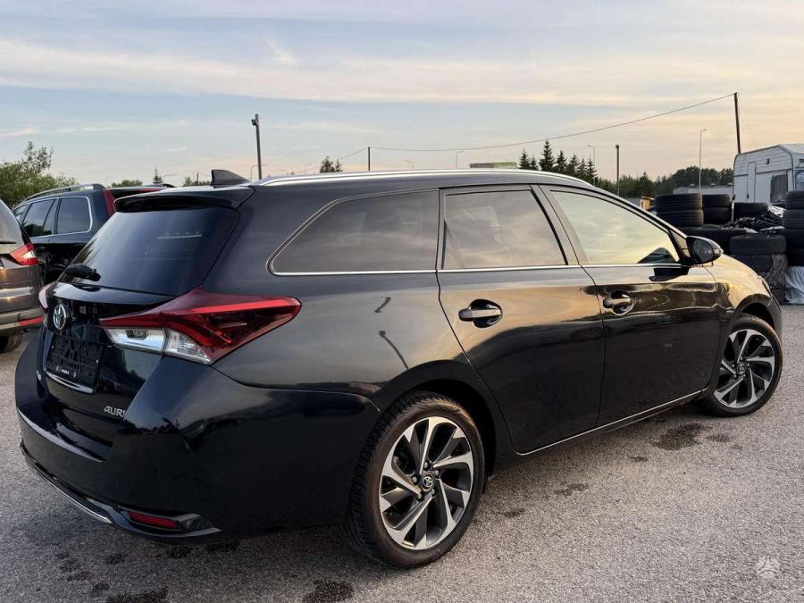 Black Toyota Auris 2015 in Utena, with an engine capacity of 1.60 L and mileage of 240 thousand km for 6500 €, photo 7 on AUTOMOTO.COM.LV