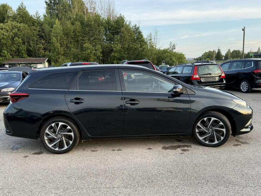 Black Toyota Auris 2015 in Utena, with an engine capacity of 1.60 L and mileage of 240 thousand km for 6500 €, photo 8 on AUTOMOTO.COM.LV