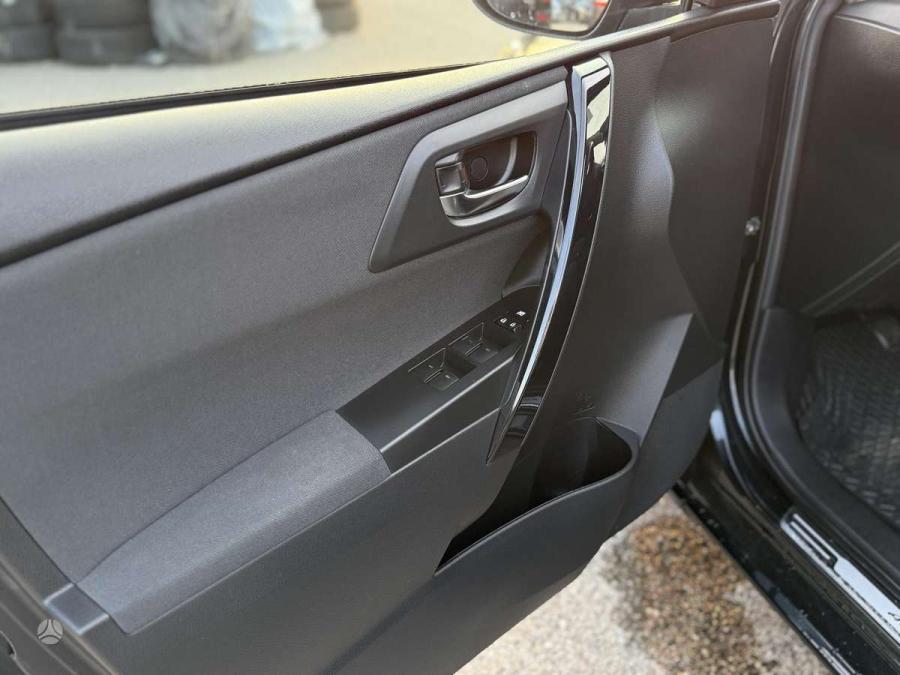 Black Toyota Auris 2015 in Utena, with an engine capacity of 1.60 L and mileage of 240 thousand km for 6500 €, photo 11 on AUTOMOTO.COM.LV