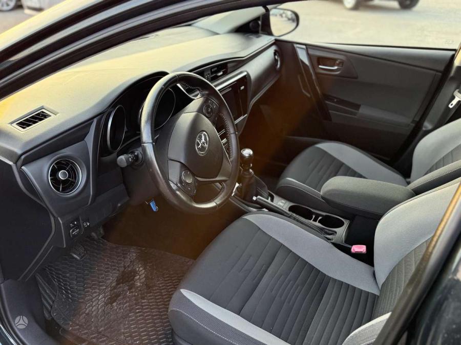 Black Toyota Auris 2015 in Utena, with an engine capacity of 1.60 L and mileage of 240 thousand km for 6500 €, photo 12 on AUTOMOTO.COM.LV