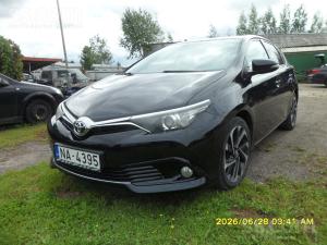 Melns Toyota Auris 2015 Bauska, ar dzinēja tilpumu 1.60 L un nobraukumu 250 tūkst. km par 6900 €, foto 5 vietnē AUTOMOTO.COM.LV