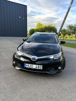 Black Toyota Auris 2015 in Vilnius, with an engine capacity of 1.80 L and mileage of 189 thousand km for 10850 €, photo 3 on AUTOMOTO.COM.LV