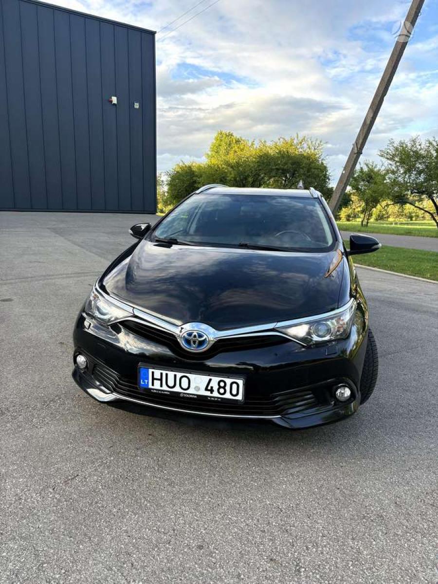 Black Toyota Auris 2015 in Vilnius, with an engine capacity of 1.80 L and mileage of 189 thousand km for 10850 €, photo 3 on AUTOMOTO.COM.LV