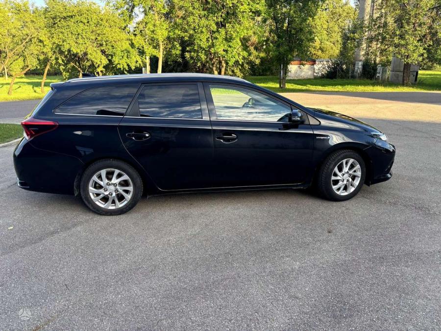 Black Toyota Auris 2015 in Vilnius, with an engine capacity of 1.80 L and mileage of 189 thousand km for 10850 €, photo 4 on AUTOMOTO.COM.LV