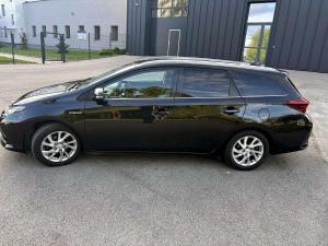 Black Toyota Auris 2015 in Vilnius, with an engine capacity of 1.80 L and mileage of 189 thousand km for 10850 €, photo 5 on AUTOMOTO.COM.LV