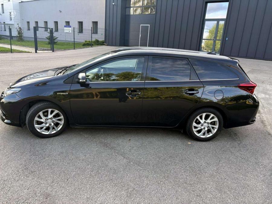 Black Toyota Auris 2015 in Vilnius, with an engine capacity of 1.80 L and mileage of 189 thousand km for 10850 €, photo 5 on AUTOMOTO.COM.LV