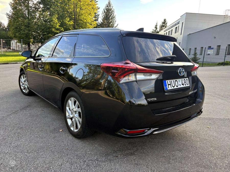 Black Toyota Auris 2015 in Vilnius, with an engine capacity of 1.80 L and mileage of 189 thousand km for 10850 €, photo 6 on AUTOMOTO.COM.LV