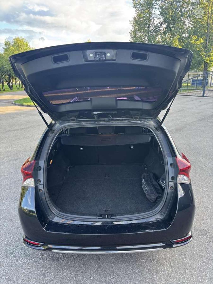 Black Toyota Auris 2015 in Vilnius, with an engine capacity of 1.80 L and mileage of 189 thousand km for 10850 €, photo 8 on AUTOMOTO.COM.LV