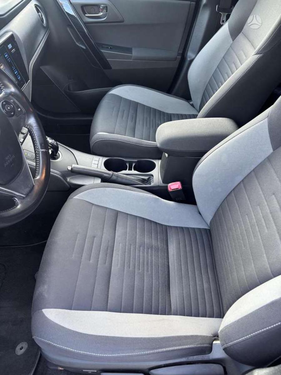 Black Toyota Auris 2015 in Vilnius, with an engine capacity of 1.80 L and mileage of 189 thousand km for 10850 €, photo 10 on AUTOMOTO.COM.LV