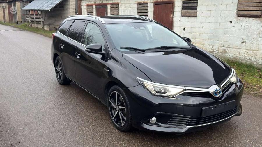 Black Toyota Auris 2016 in Jonava, with an engine capacity of 1.80 L and mileage of 278 thousand km for 9200 €, photo 3 on AUTOMOTO.COM.LV