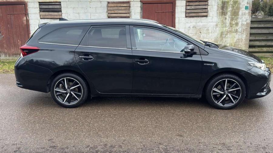 Black Toyota Auris 2016 in Jonava, with an engine capacity of 1.80 L and mileage of 278 thousand km for 9200 €, photo 4 on AUTOMOTO.COM.LV