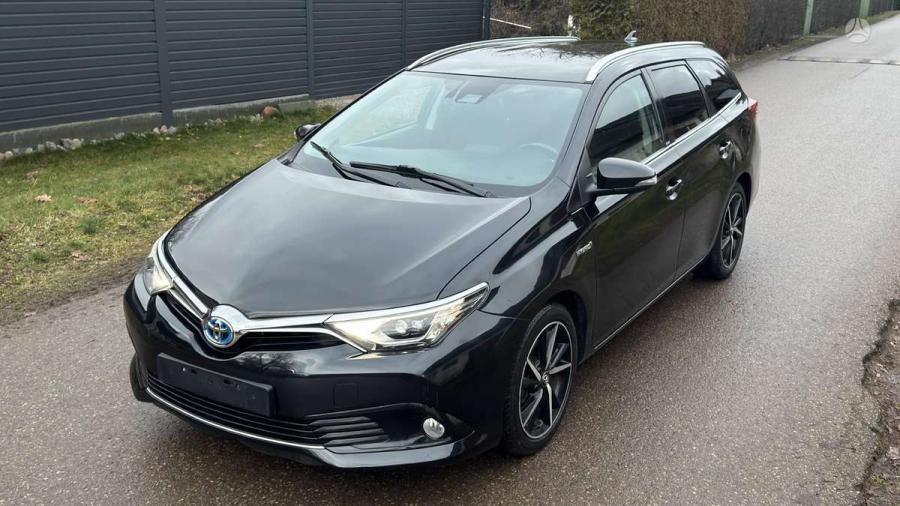 Black Toyota Auris 2016 in Jonava, with an engine capacity of 1.80 L and mileage of 278 thousand km for 9200 €, photo 9 on AUTOMOTO.COM.LV
