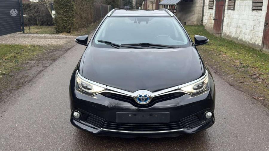 Black Toyota Auris 2016 in Jonava, with an engine capacity of 1.80 L and mileage of 278 thousand km for 9200 €, photo 10 on AUTOMOTO.COM.LV