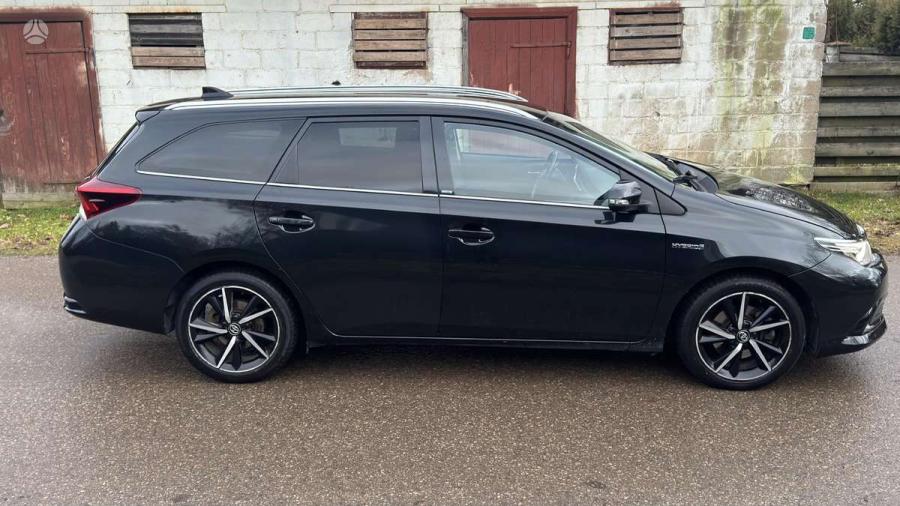 Black Toyota Auris 2016 in Jonava, with an engine capacity of 1.80 L and mileage of 278 thousand km for 9200 €, photo 12 on AUTOMOTO.COM.LV