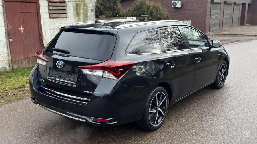 Black Toyota Auris 2016 in Jonava, with an engine capacity of 1.80 L and mileage of 278 thousand km for 9200 €, photo 13 on AUTOMOTO.COM.LV