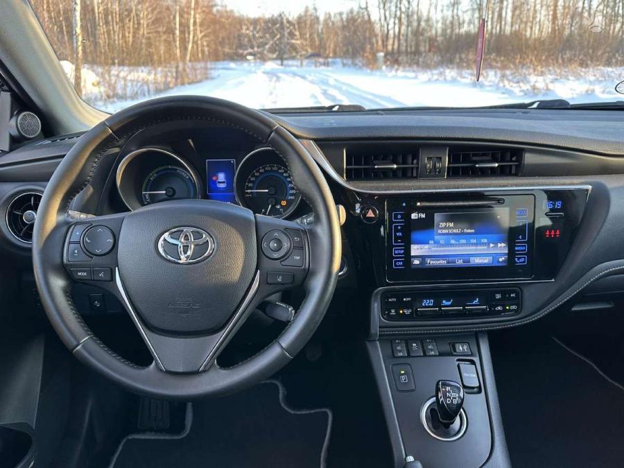 Black Toyota Auris 2016 in Kaunas, with an engine capacity of 1.80 L and mileage of 206 thousand km for 11950 €, photo 3 on AUTOMOTO.COM.LV