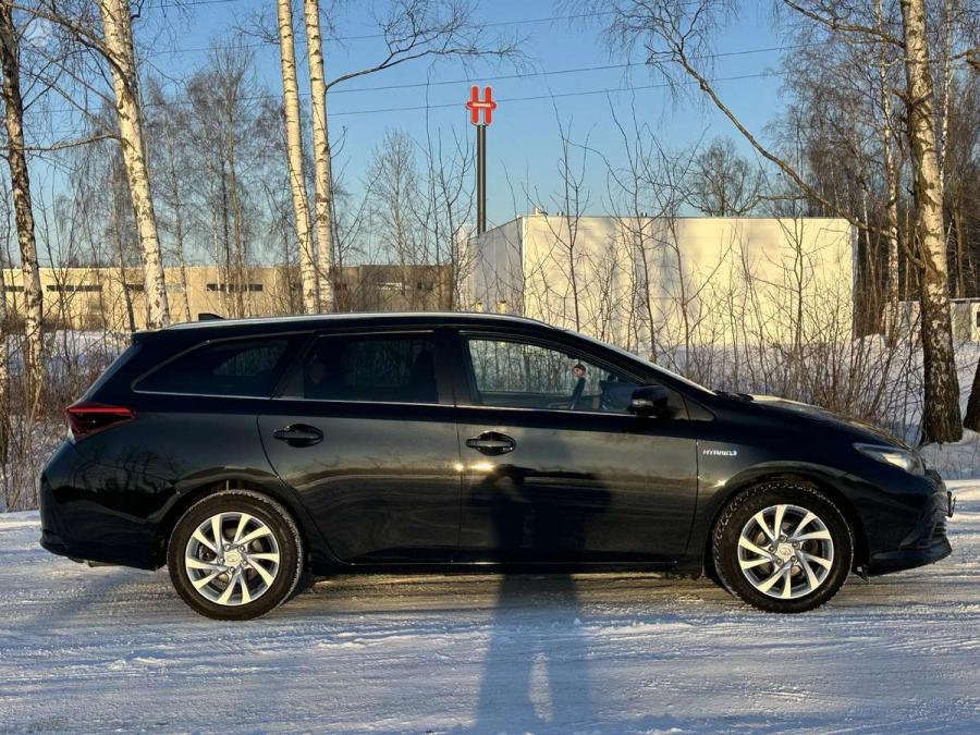 Black Toyota Auris 2016 in Kaunas, with an engine capacity of 1.80 L and mileage of 206 thousand km for 11950 €, photo 6 on AUTOMOTO.COM.LV
