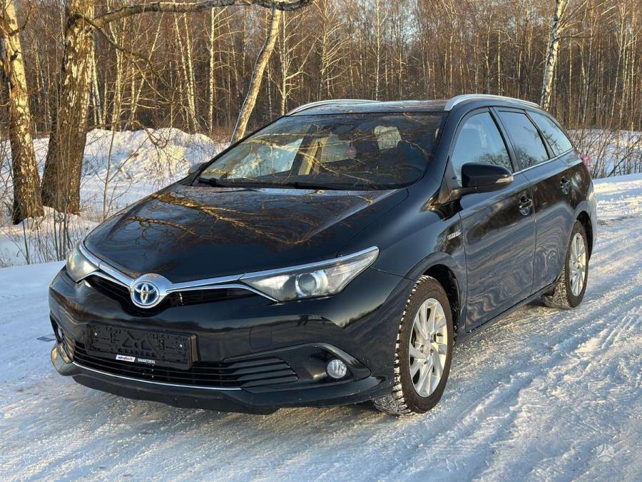 Black Toyota Auris 2016 in Kaunas, with an engine capacity of 1.80 L and mileage of 206 thousand km for 11950 €, photo 8 on AUTOMOTO.COM.LV