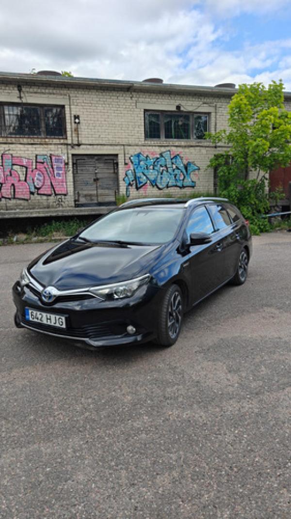 Black Toyota Auris 2016 in Tallinn, with an engine capacity of 1.80 L and mileage of 270 thousand km for 7798 €, photo 1 on AUTOMOTO.COM.LV