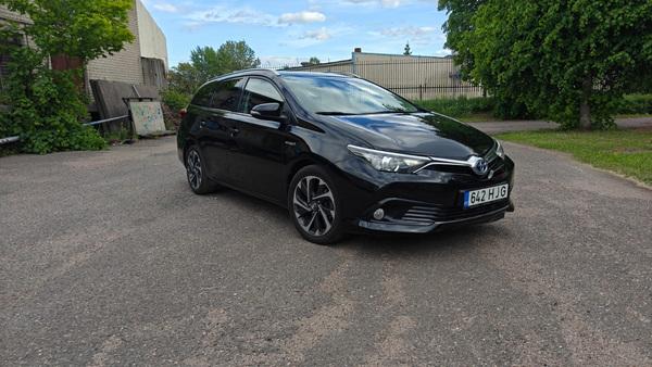 Black Toyota Auris 2016 in Tallinn, with an engine capacity of 1.80 L and mileage of 270 thousand km for 7798 €, photo 3 on AUTOMOTO.COM.LV