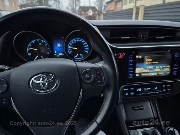 Black Toyota Auris 2017 in Tartu, with an engine capacity of 1.60 L and mileage of 96 thousand km for 11490 €, photo 11 on AUTOMOTO.COM.LV