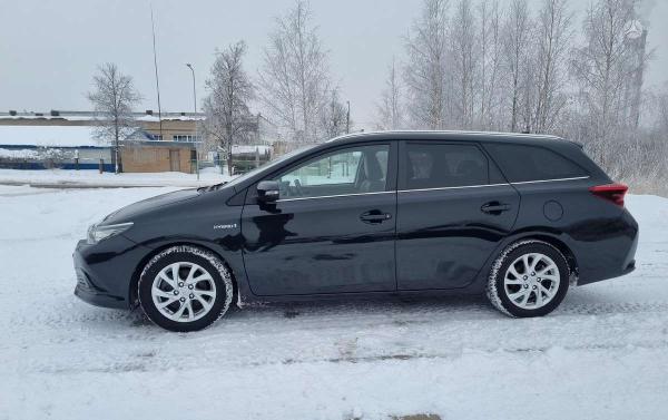 Black Toyota Auris 2017 in Siauliai, with an engine capacity of 1.80 L and mileage of 187 thousand km for 9250 €, photo 2 on AUTOMOTO.COM.LV