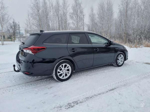 Black Toyota Auris 2017 in Siauliai, with an engine capacity of 1.80 L and mileage of 187 thousand km for 9250 €, photo 5 on AUTOMOTO.COM.LV
