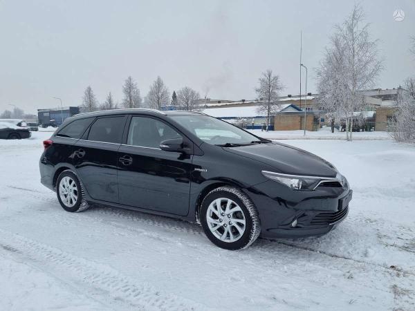 Black Toyota Auris 2017 in Siauliai, with an engine capacity of 1.80 L and mileage of 187 thousand km for 9250 €, photo 6 on AUTOMOTO.COM.LV